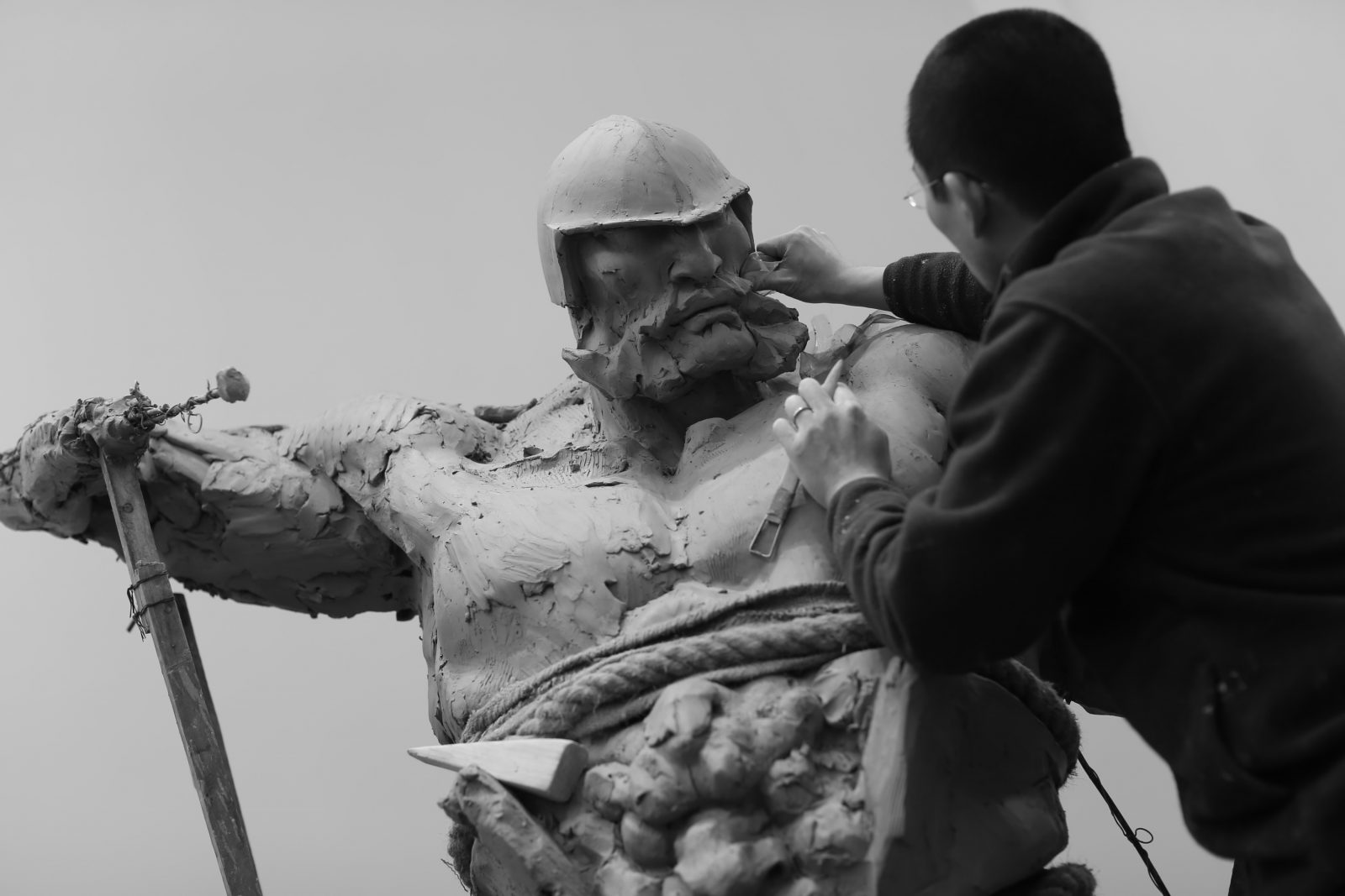 Sculptor Ren Zhe creates heroes in his large-scale stainless steel ...