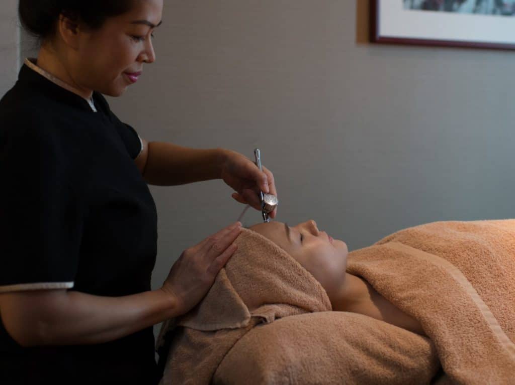 Spa review: The Intraceuticals oxygen facial that keeps Kim K looking ...