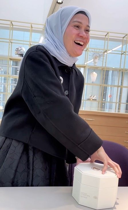 Haliza Maysuri satu-satunya wanita Malaysia miliki tiara Swarovski