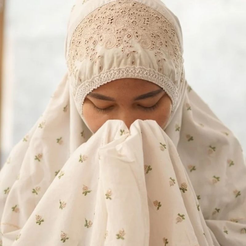 Solat sunat tarawih sendirian di rumah bagi orang perempuan, ini caranya