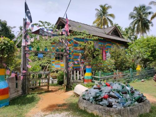 Pantai Penarik banyak tarikan di sekitarnya, ini tarikan dan keistimewaanya