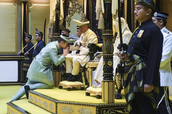 Tengku Hassanal Ibrahim Alam Shah Kegilaan Wanita, Ini Biodatanya