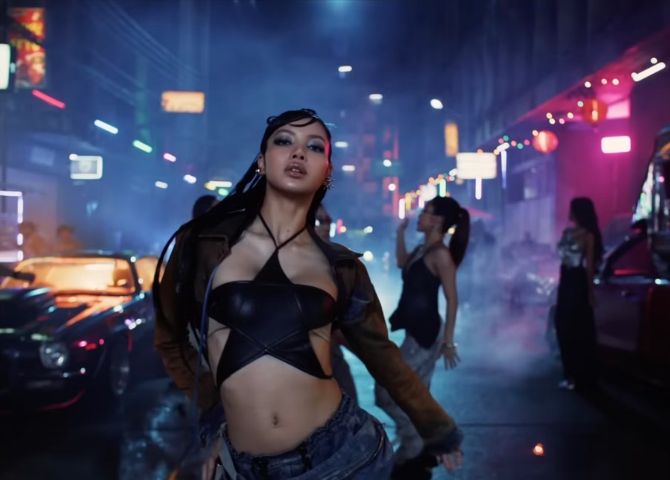 Lisa solo curi tumpuan dengan gaya cyberpunk grudge di MV Rockstar