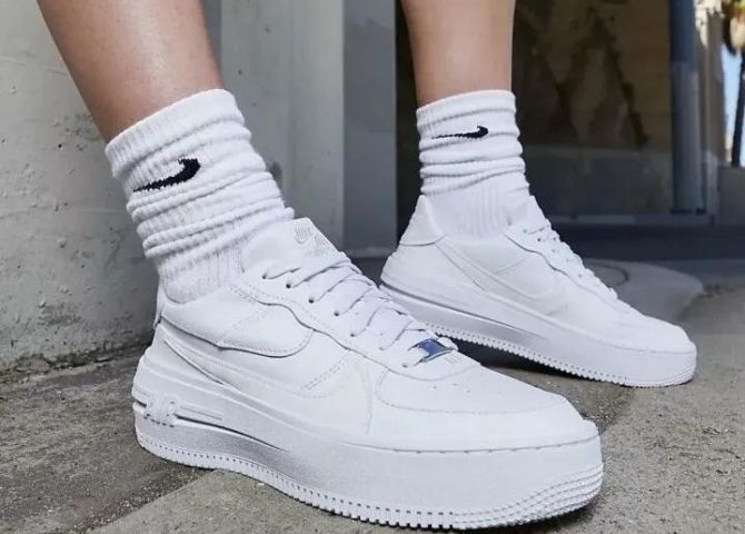 Platform shoes: Pilihan sneakers untuk ketinggian dan keselesaan