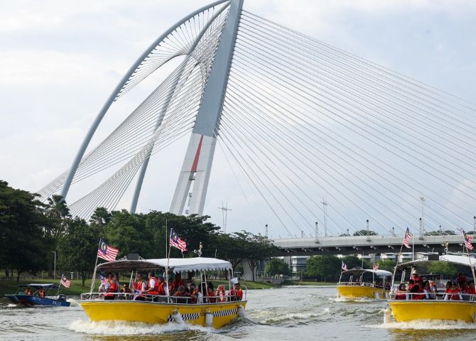 Sambutan Hari Kebangsaan 2024: Panduan tren, bas dan teksi air