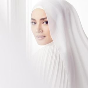 Erysha Emyra menang pelakon baru popular ABPBH, ini biodatanya