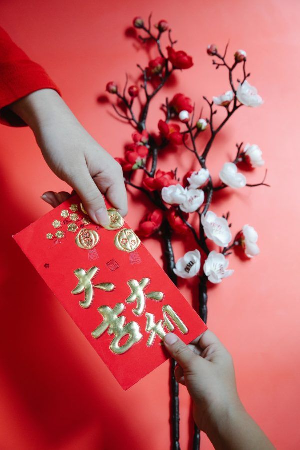 How to give and receive lai see red packets during Chinese New Year