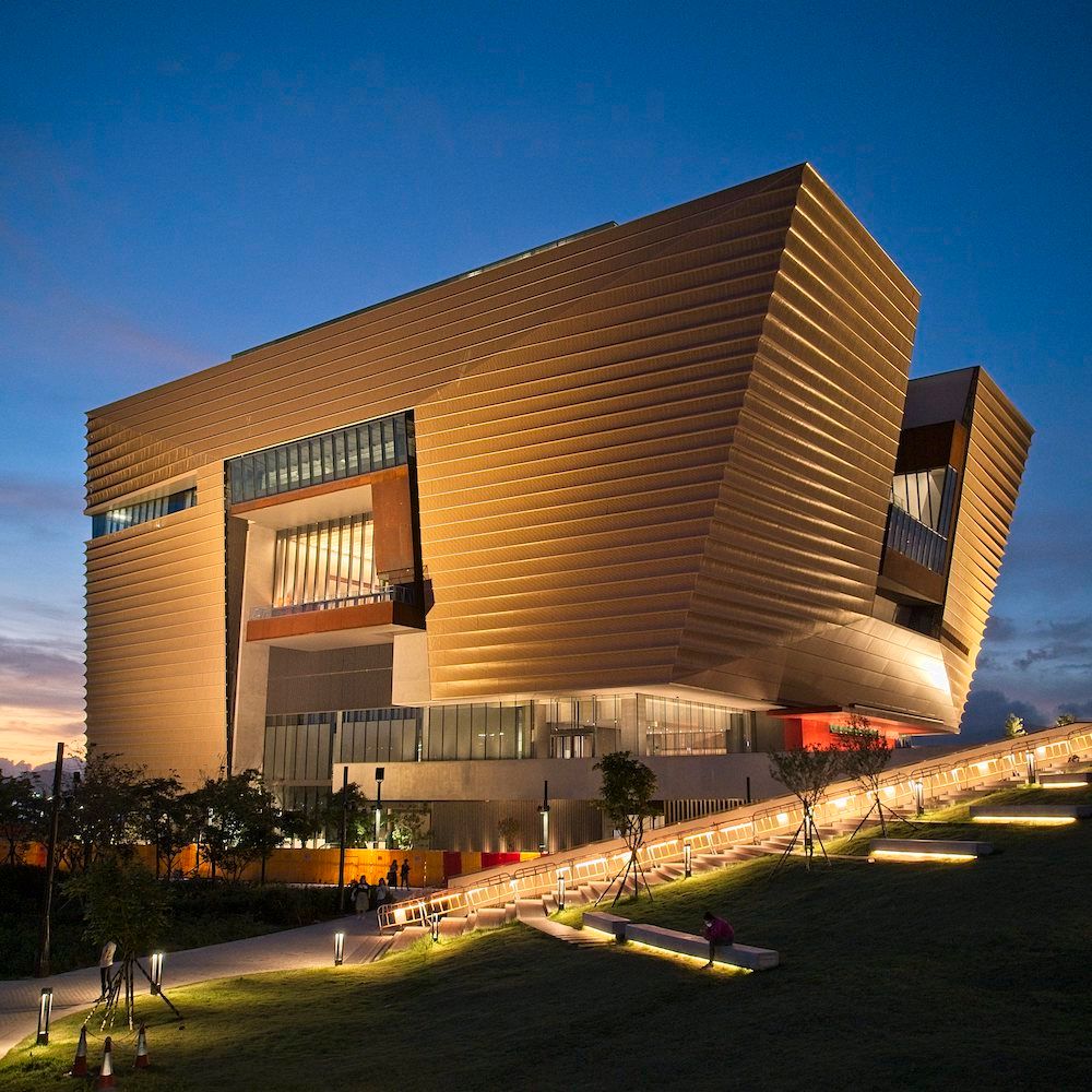 8 dinosaur skeletons are on exhibit at the Hong Kong Science Museum