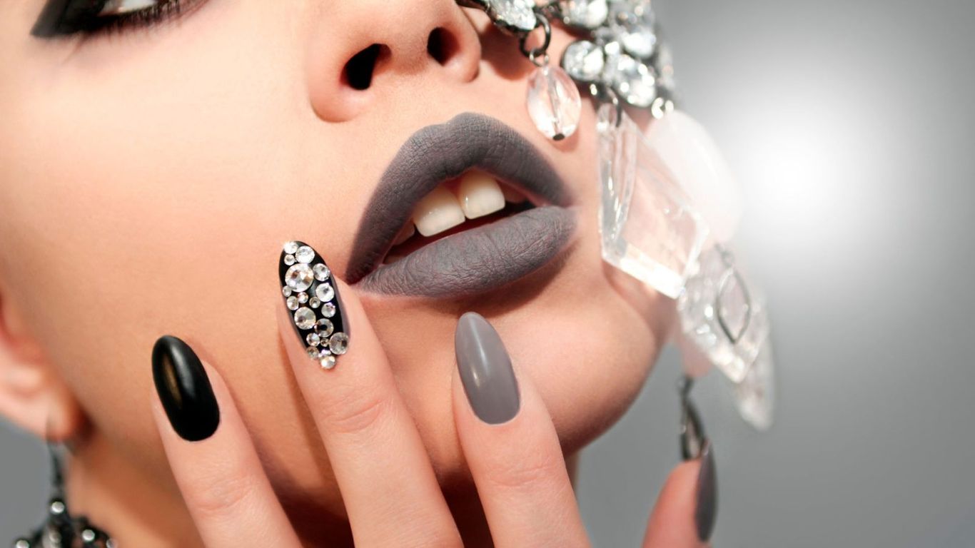 Gigi Hadid's grey lipstick is reviving the grunge-glam aesthetic