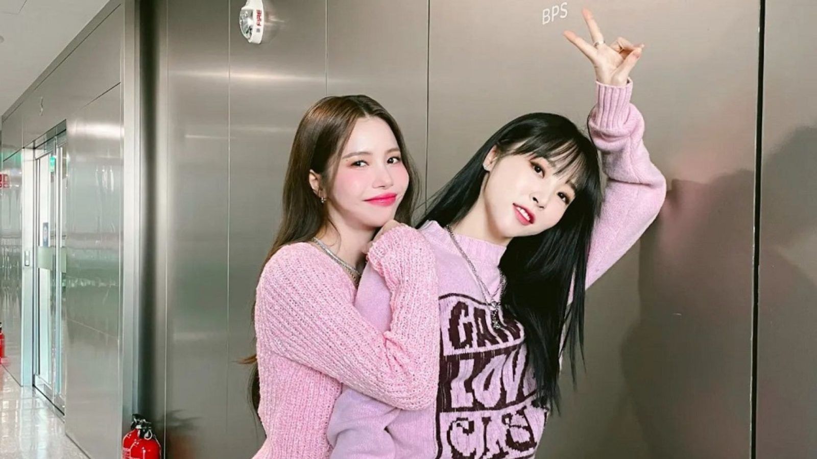 MAMAMOO+’s Solar and Moonbyul are holding a concert in Hong Kong