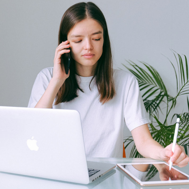 Glow vs. Glare: The impact of screen time on your skin