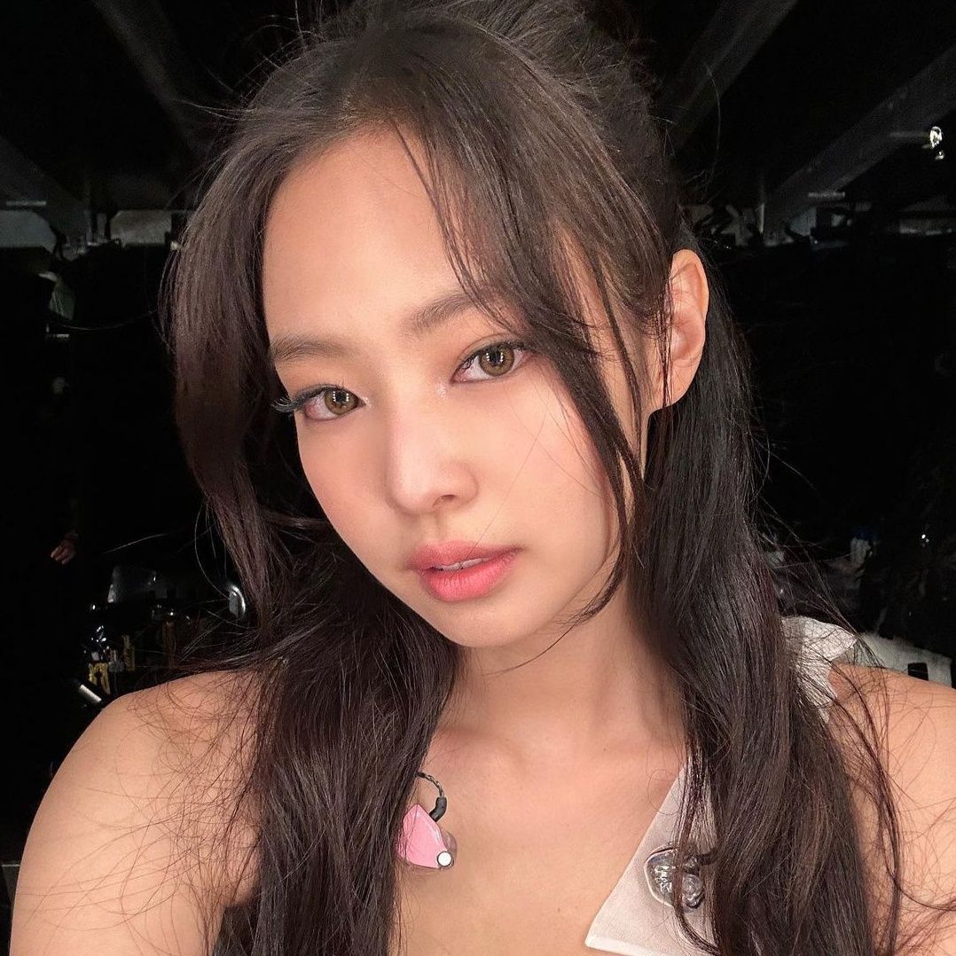 A Step-by-Step Guide to BLACKPINK Jennie's Signature Makeup Look