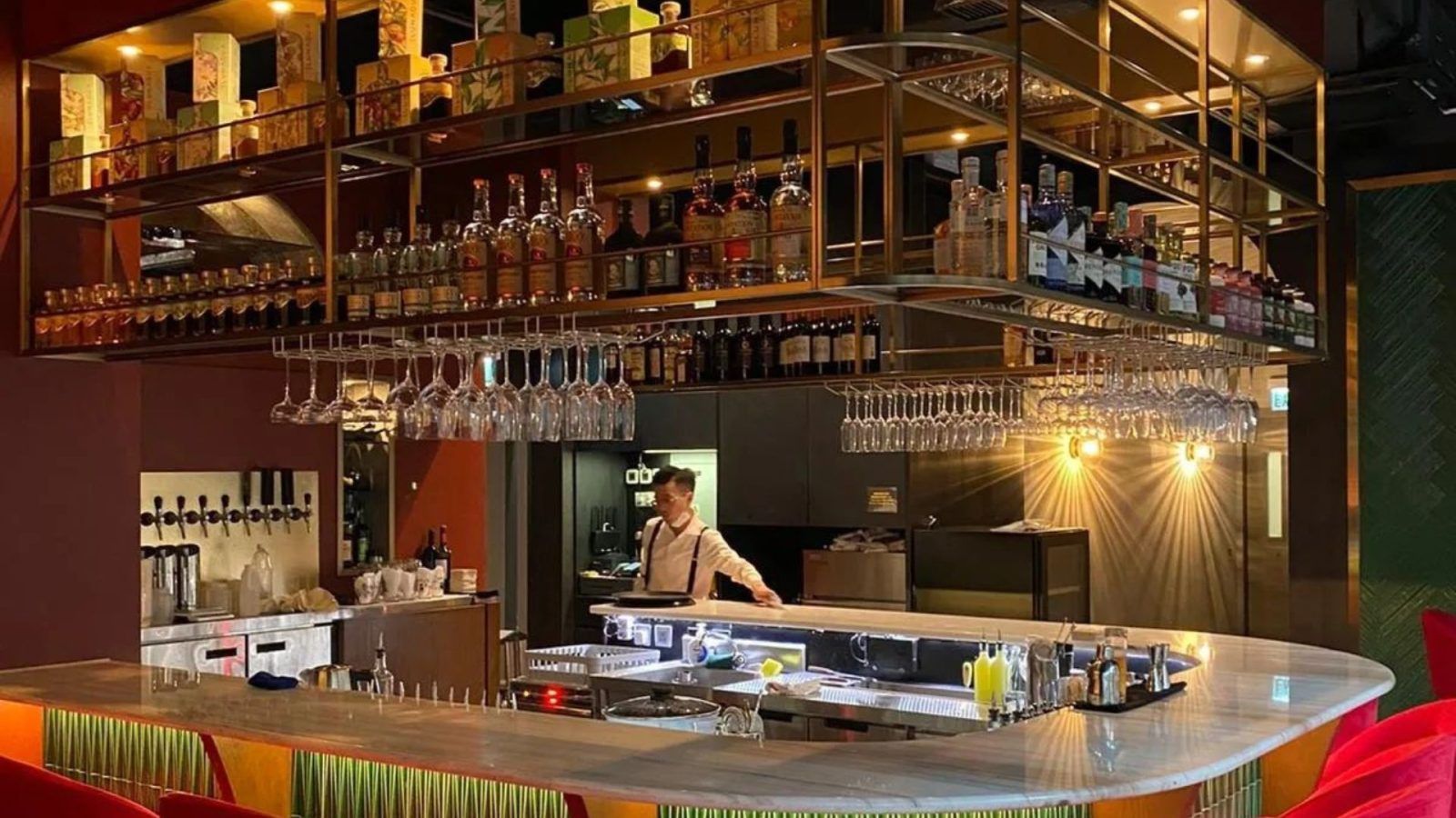 Win prizes worth HKD 500,000 by visiting any 100 Hong Kong bars