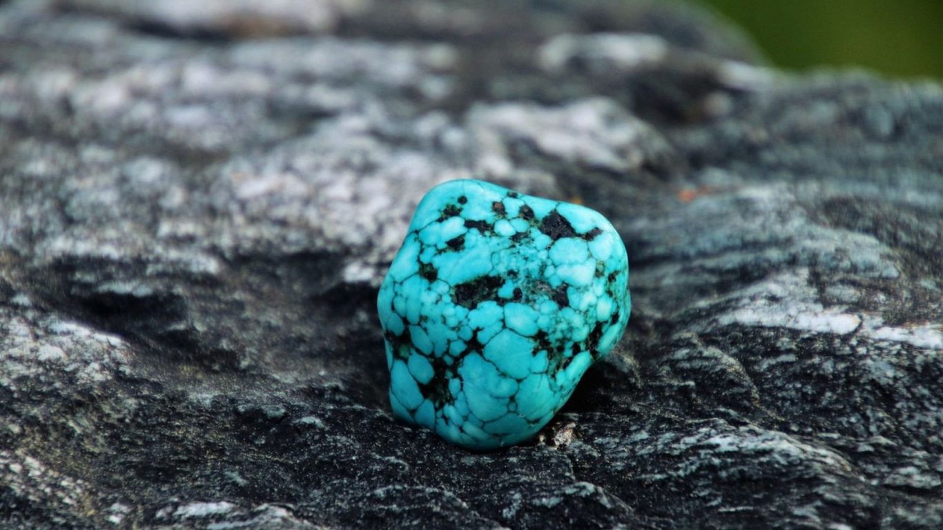 Lucky birthstone for December, according to the Western zodiac