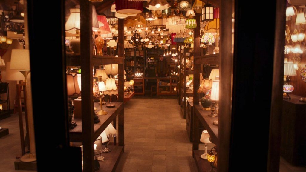 Light Shop and Moving: How are they connected in Kang Full’s universe ...