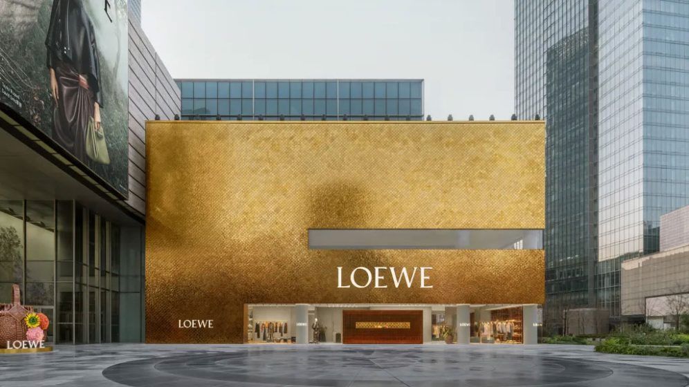 CASA LOEWE Shanghai lights up Jing'an with 35,536 golden ceramic tiles