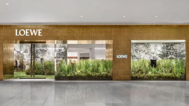 CASA LOEWE Shanghai lights up Jing'an with 35,536 golden ceramic tiles