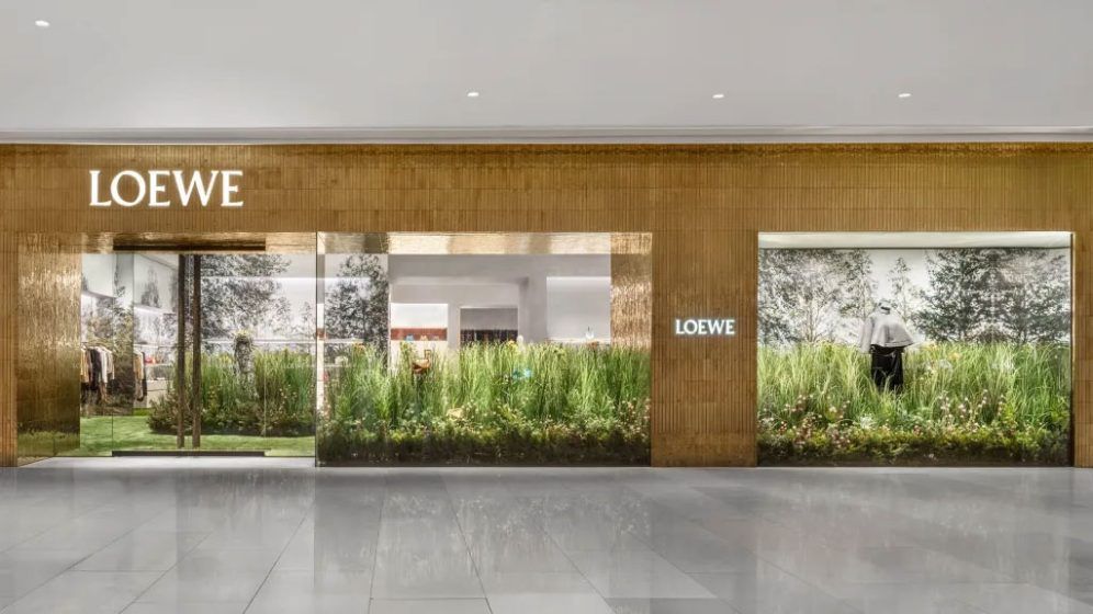 CASA LOEWE Shanghai lights up Jing'an with 35,536 golden ceramic tiles