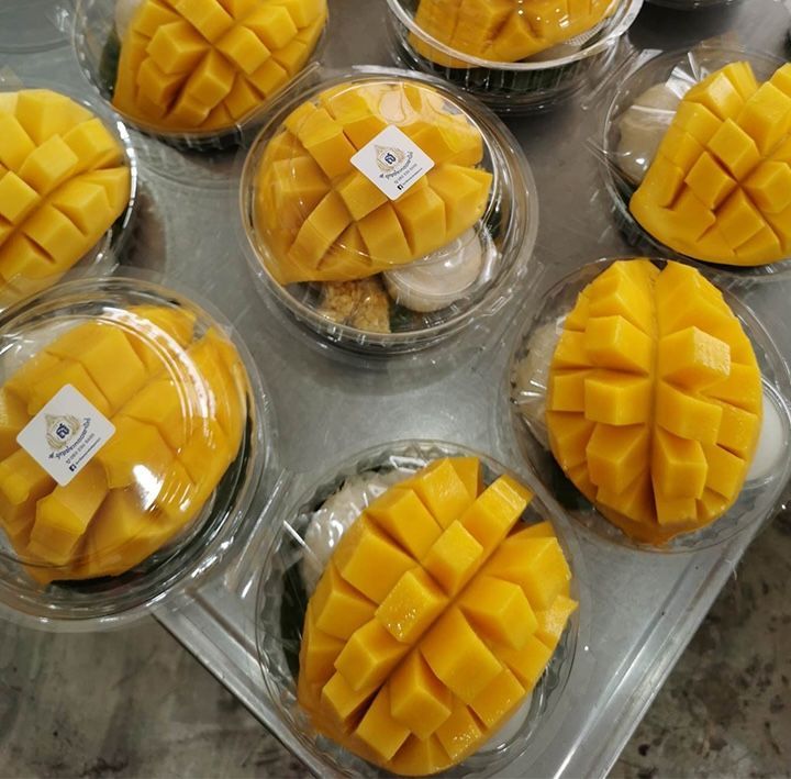 Street food stalls for the best mango sticky rice in Bangkok | LSA HK