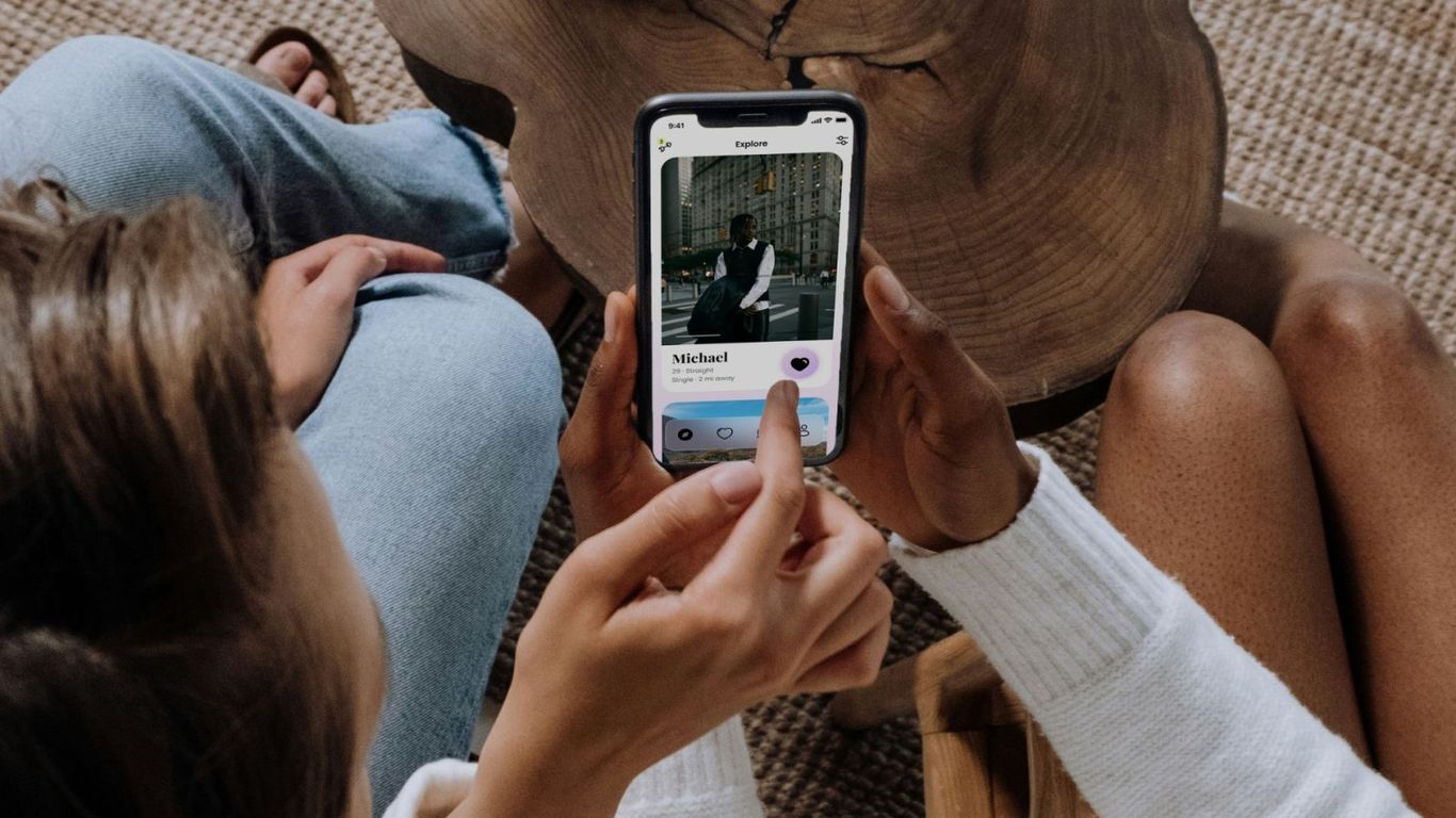 Ego-scrolling 101: The toxic new dating trend explained | LSA Hong Kong