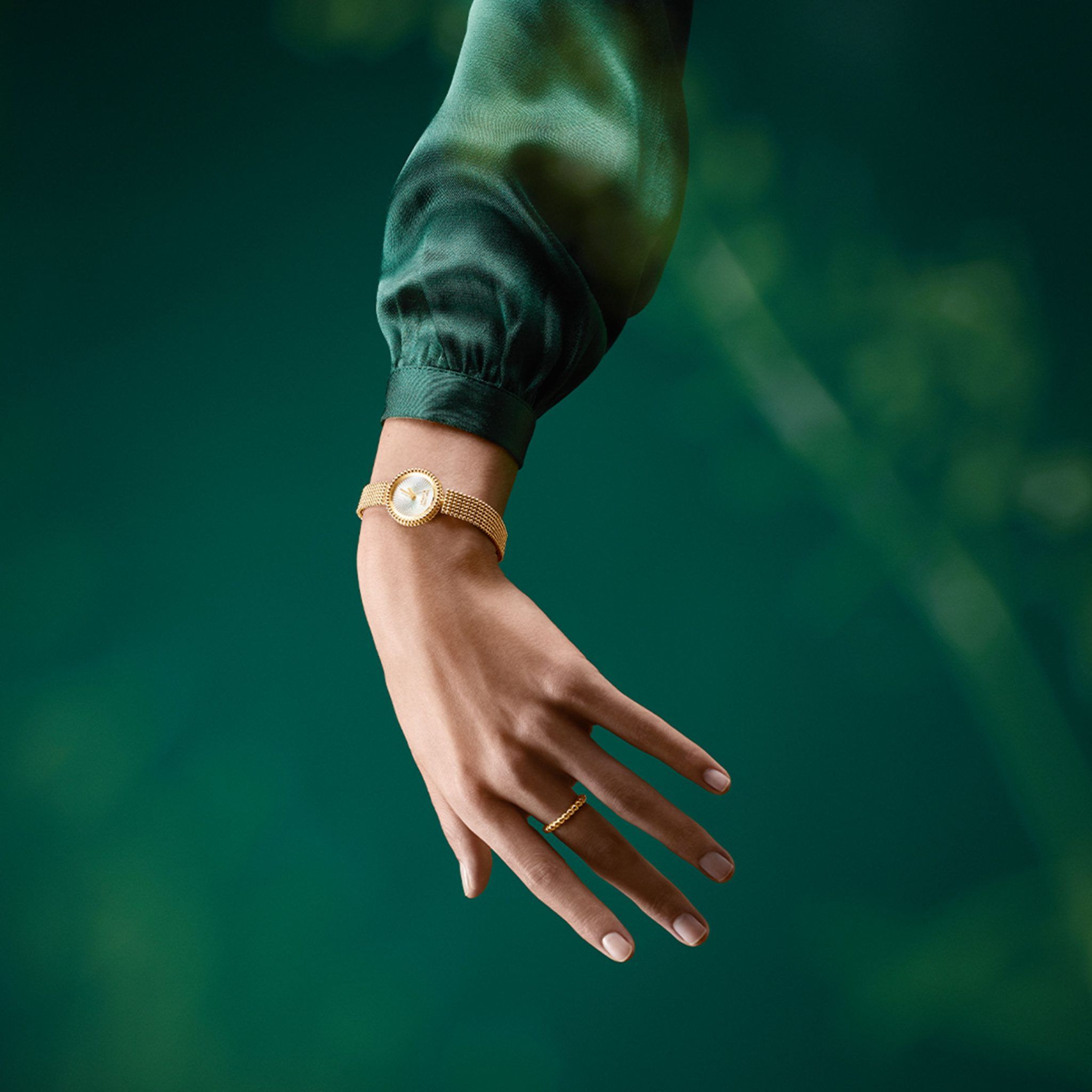 Van Cleef & Arpels adds new timepieces to its Perlée collection | LSA HK