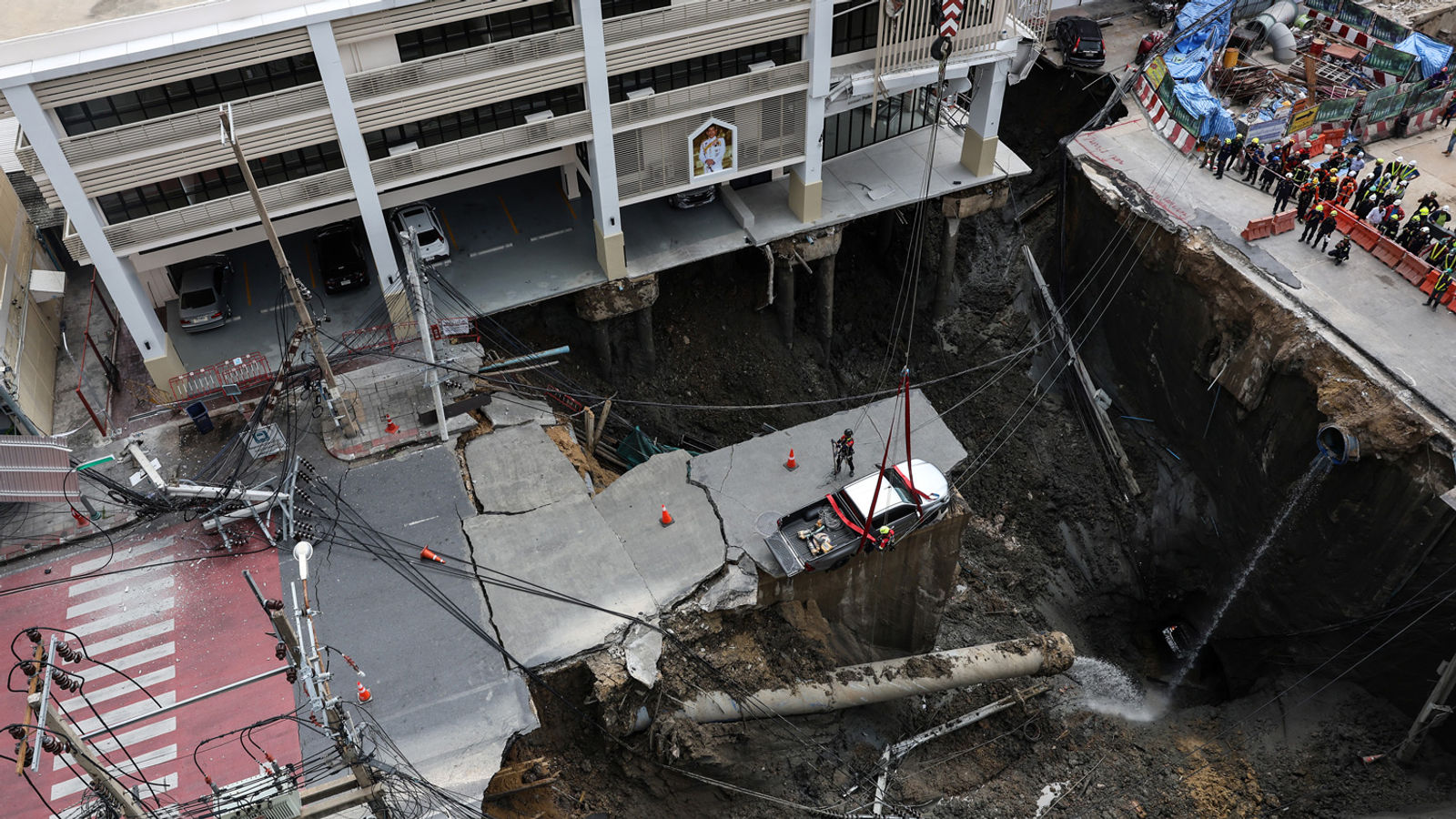 Massive 50m-Deep Sinkhole Opens Up Near Vajira Hospital in Bangkok
