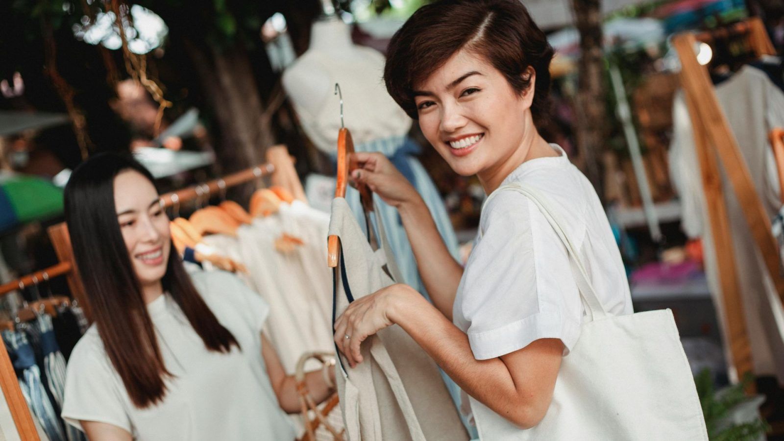 The 4 best colours to wear in hot weather, according to actual science