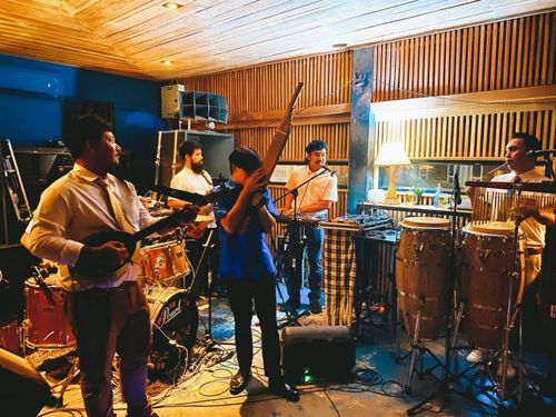 12 live music bars around Bangkok you must not miss