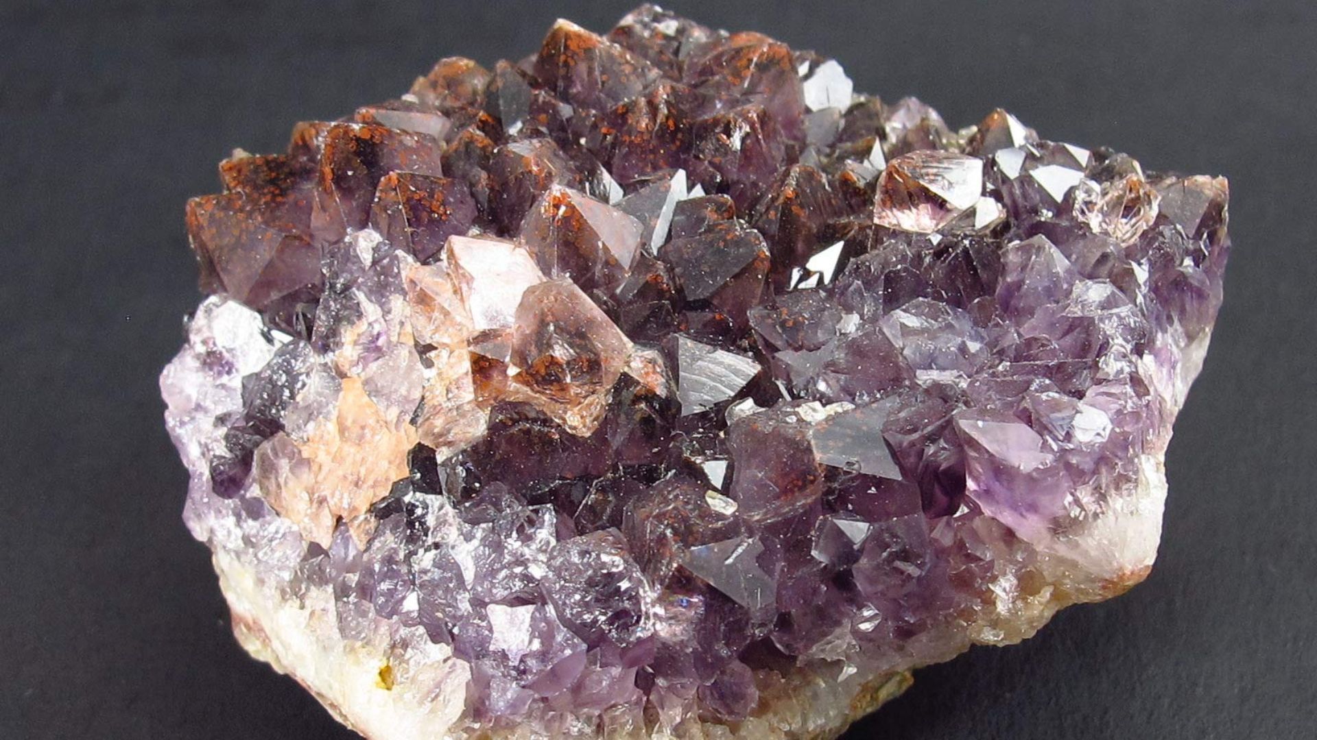 Lucky birthstones to gift for those born in June