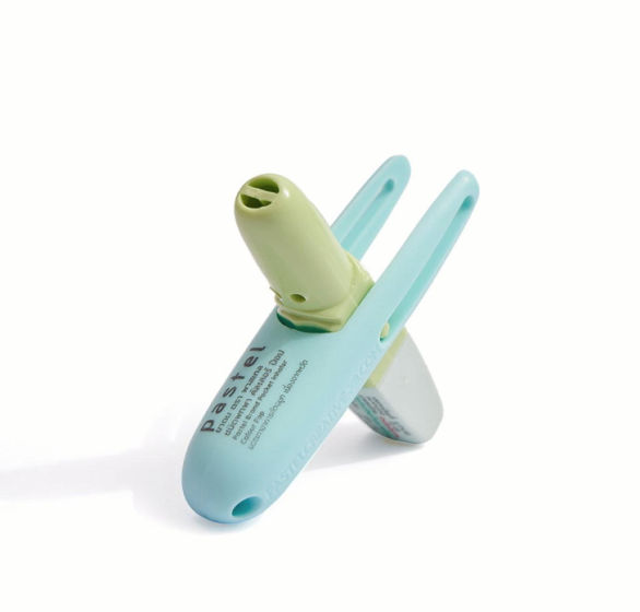 Chris Hemsworth sniffs Thai inhaler in Extraction 2 interview