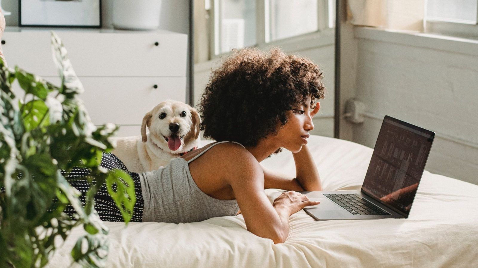 Dispel your work stress with this bare minimum Mondays trend