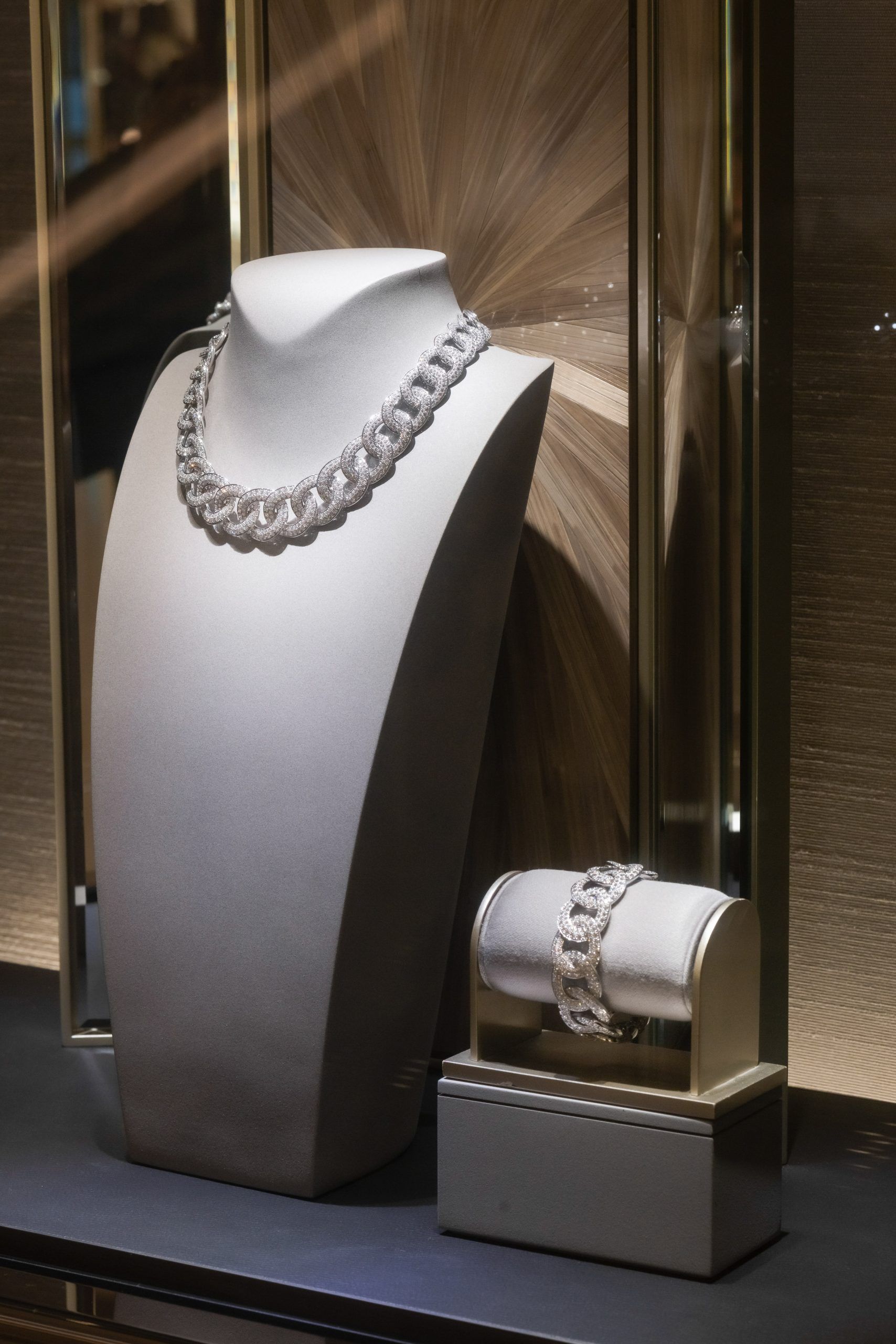 Van Cleef & Arpels joins hands with L’ECOLE, and we attended a class