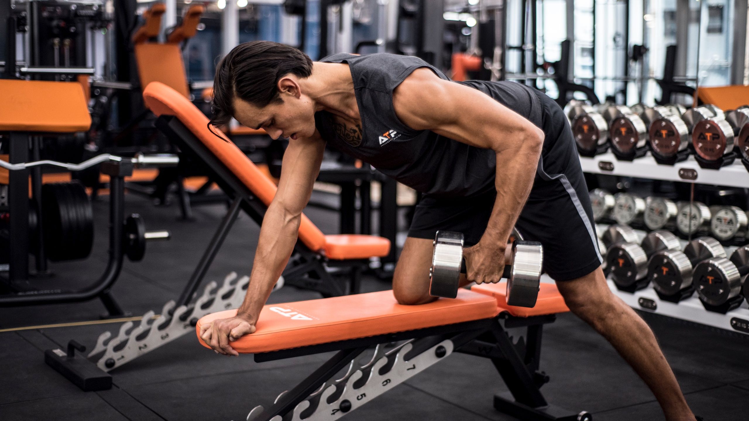 A personal trainer teaches us how to relieve bad desk posture