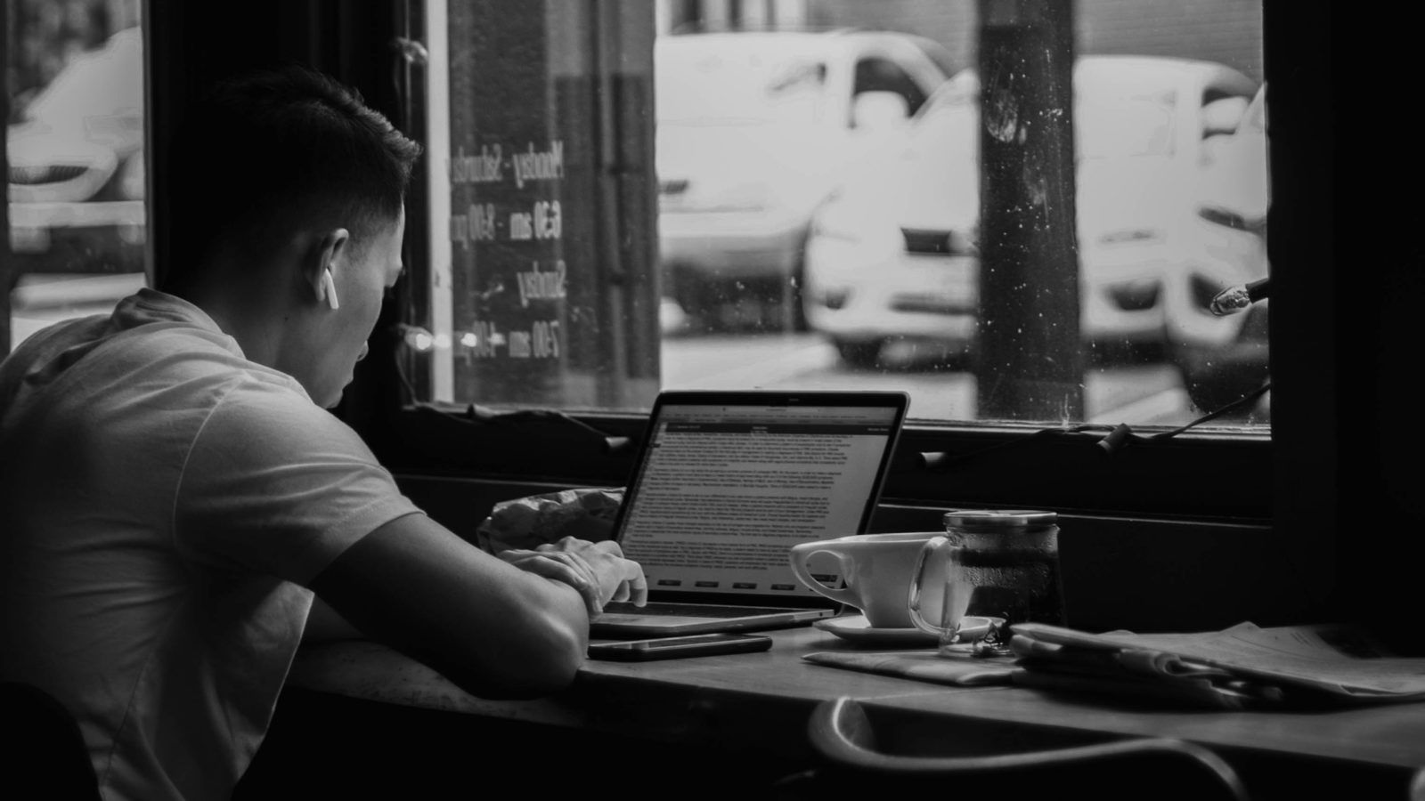 A personal trainer teaches us how to relieve bad desk posture