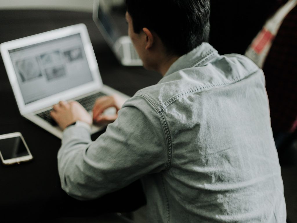A personal trainer teaches us how to relieve bad desk posture