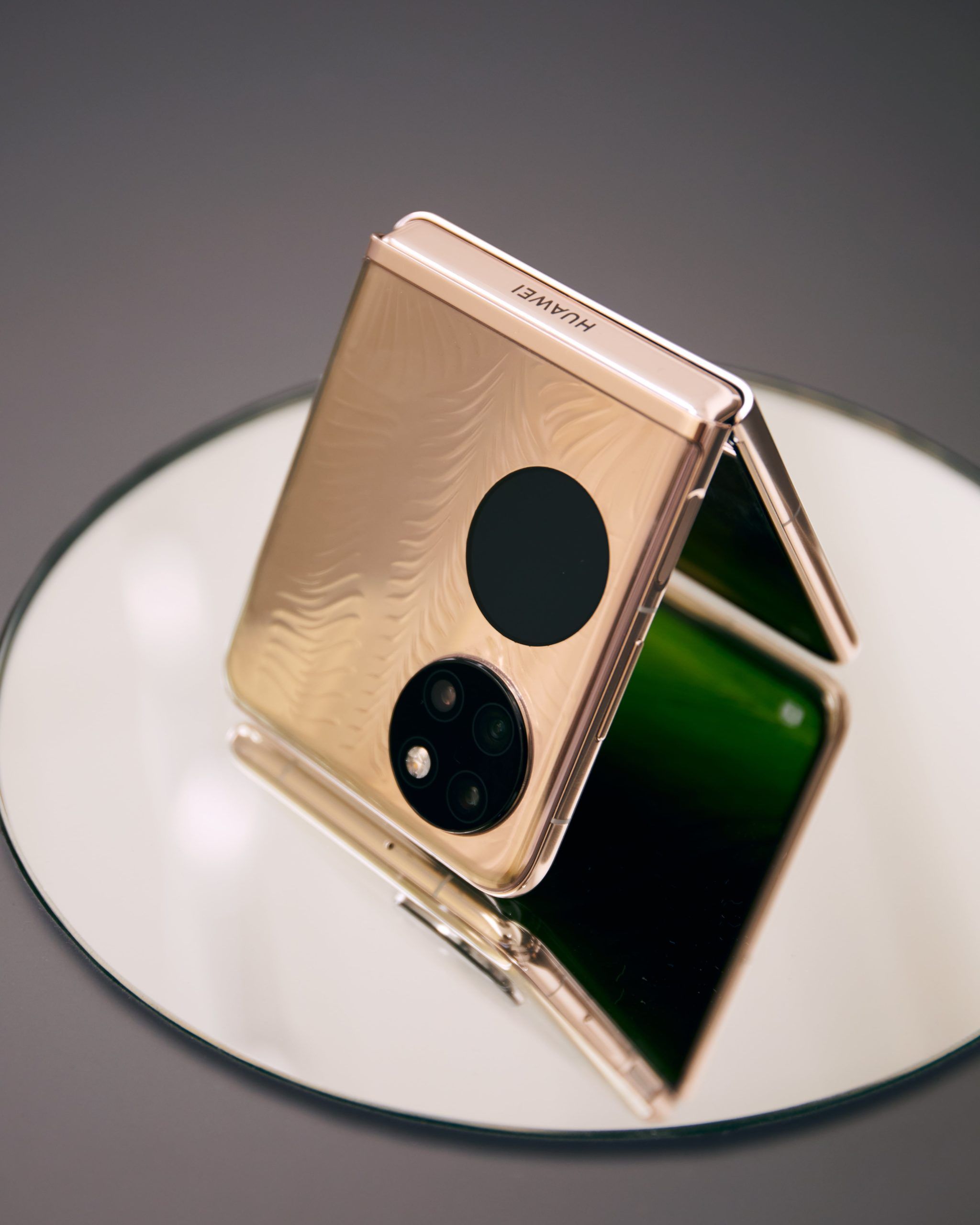 How the HUAWEI P50 Pocket keeps a grip on photography in a clamshell