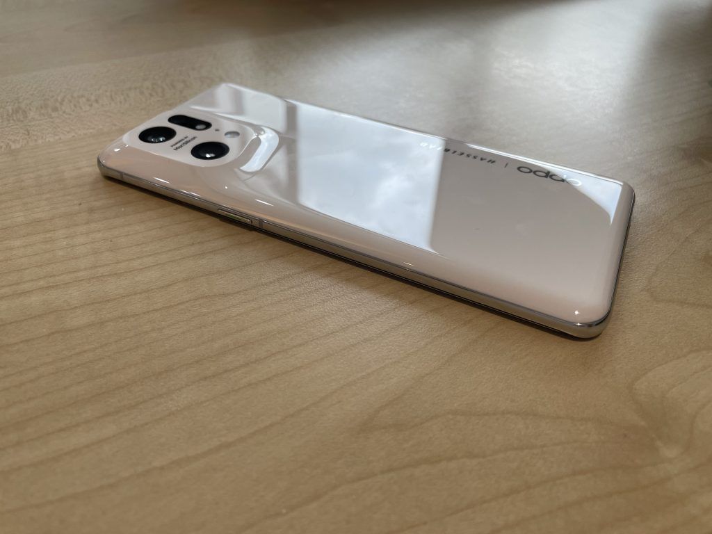 The OPPO Find X5 Pro elevates performance with style, in bold curves