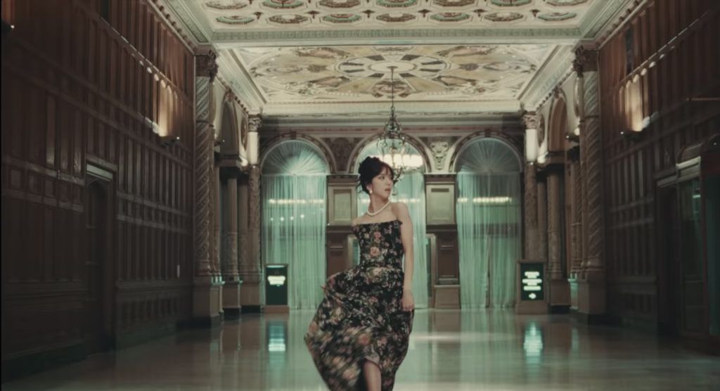 All the stunning looks that Jisoo wore in the music video for 'Flower'