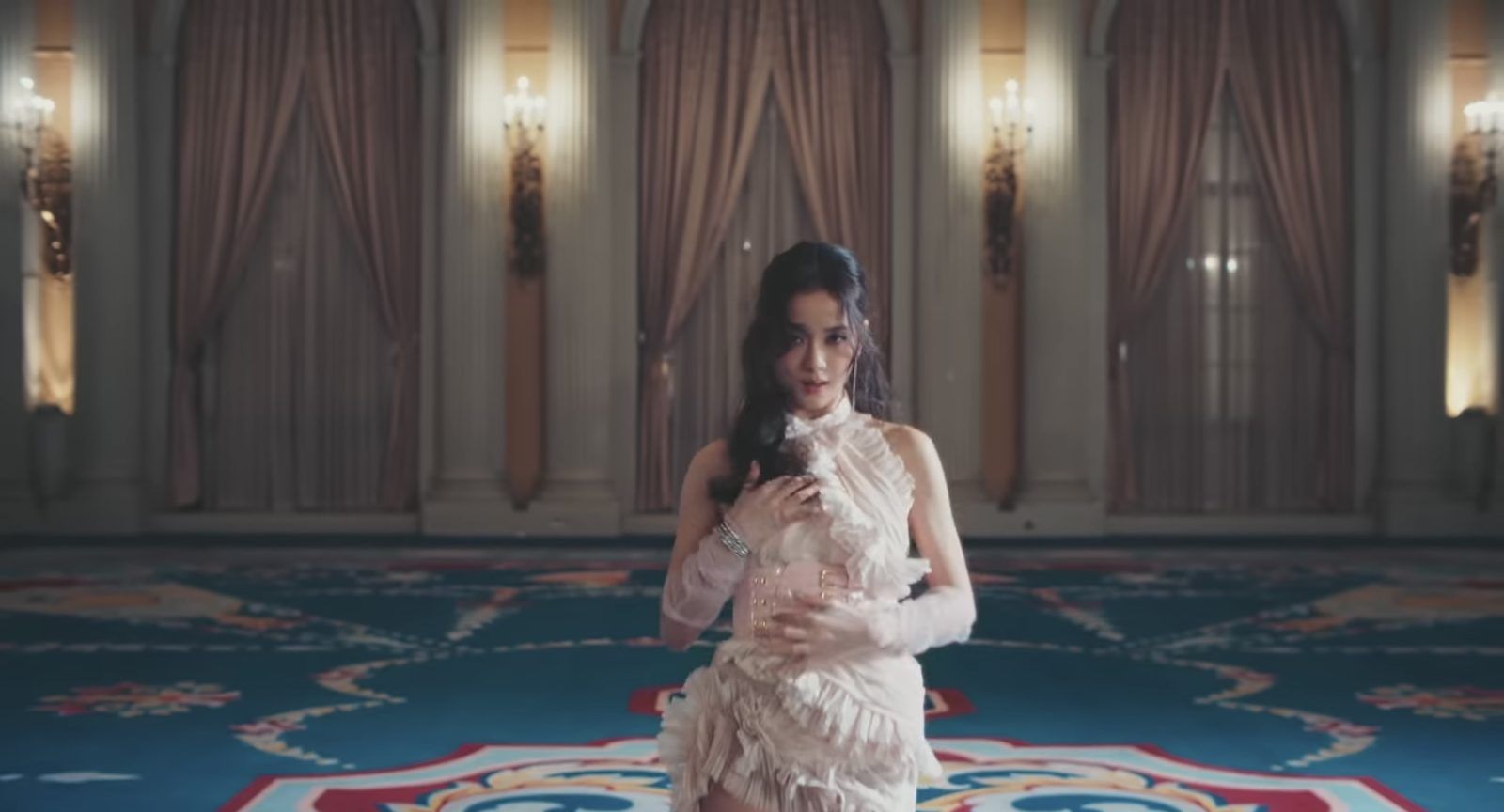 All the stunning looks that Jisoo wore in the music video for 'Flower'