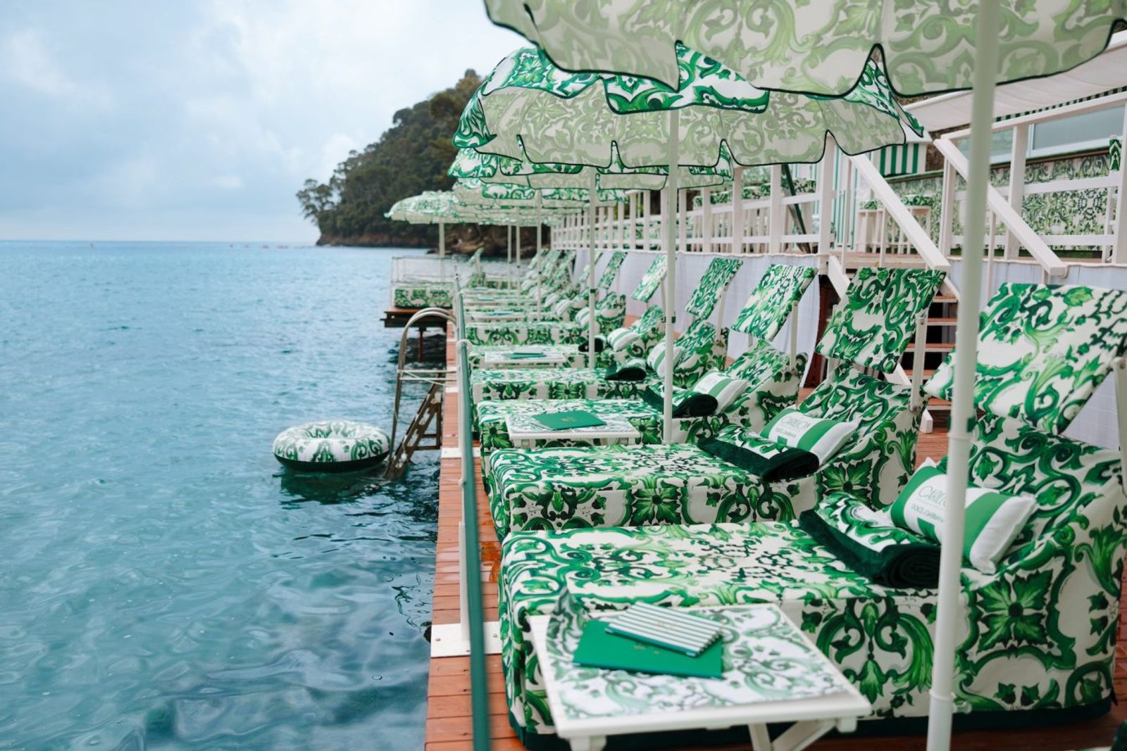 Phuwin joins the LOEWE family, Dolce&Gabbana takes over a beach club ...