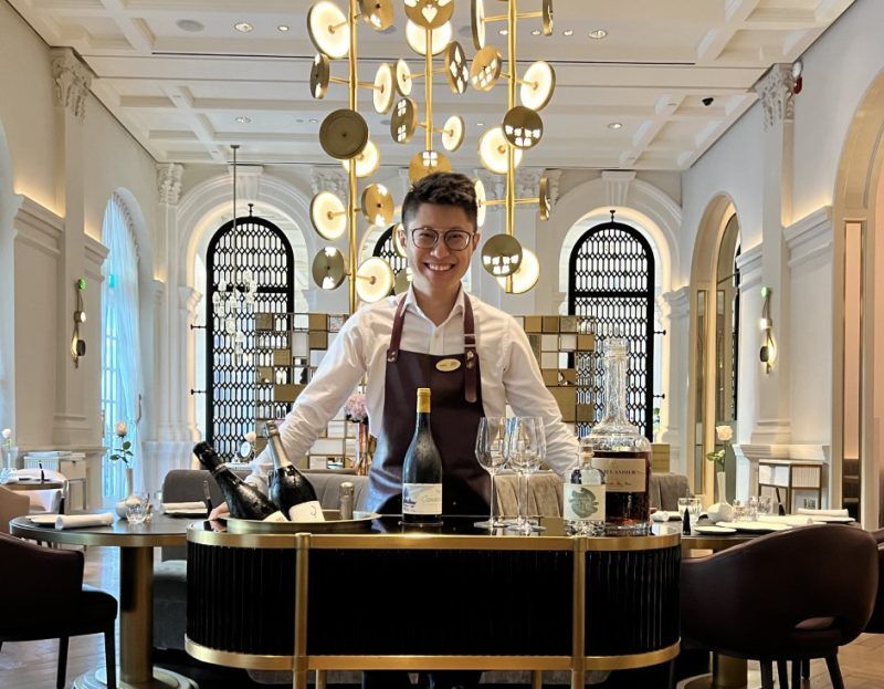 How to pick wine for Christmas parties like an expert sommelier