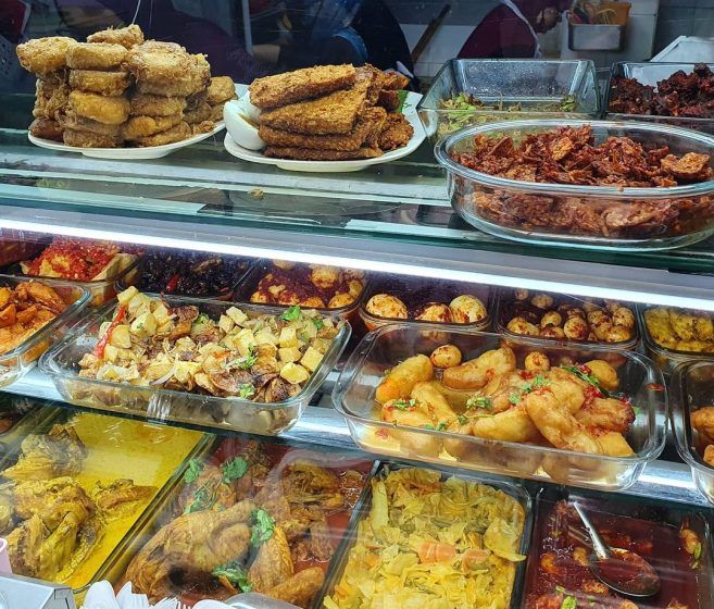 12 hawker stalls for the best food at Holland Drive Food Centre