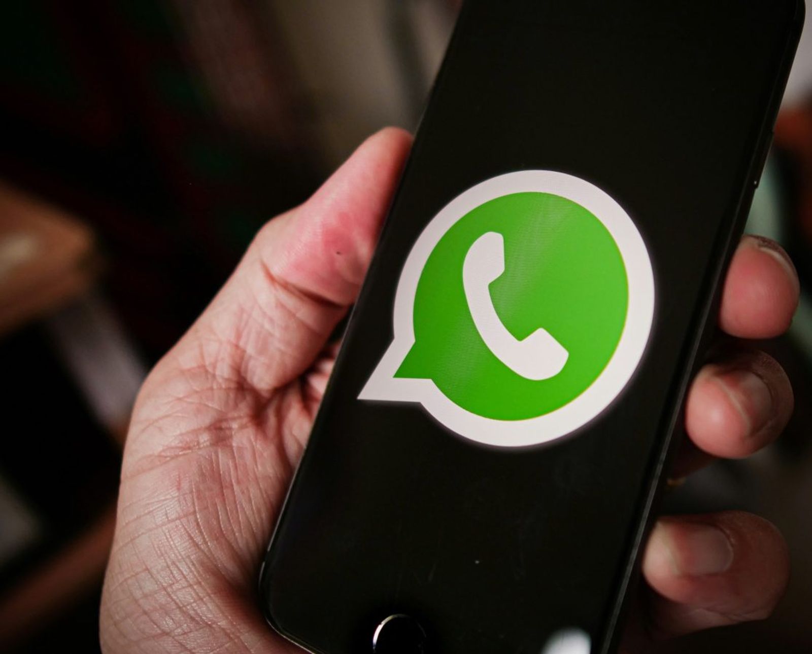 Does WhatsApp send a screenshot notification of chat or status?