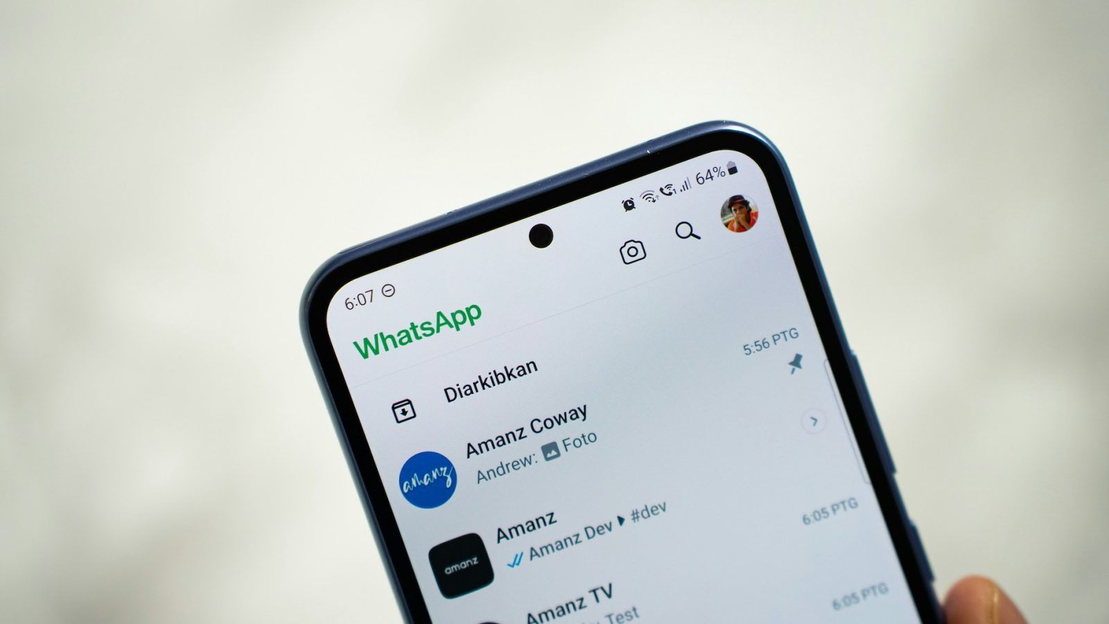 Does WhatsApp send a screenshot notification of chat or status?