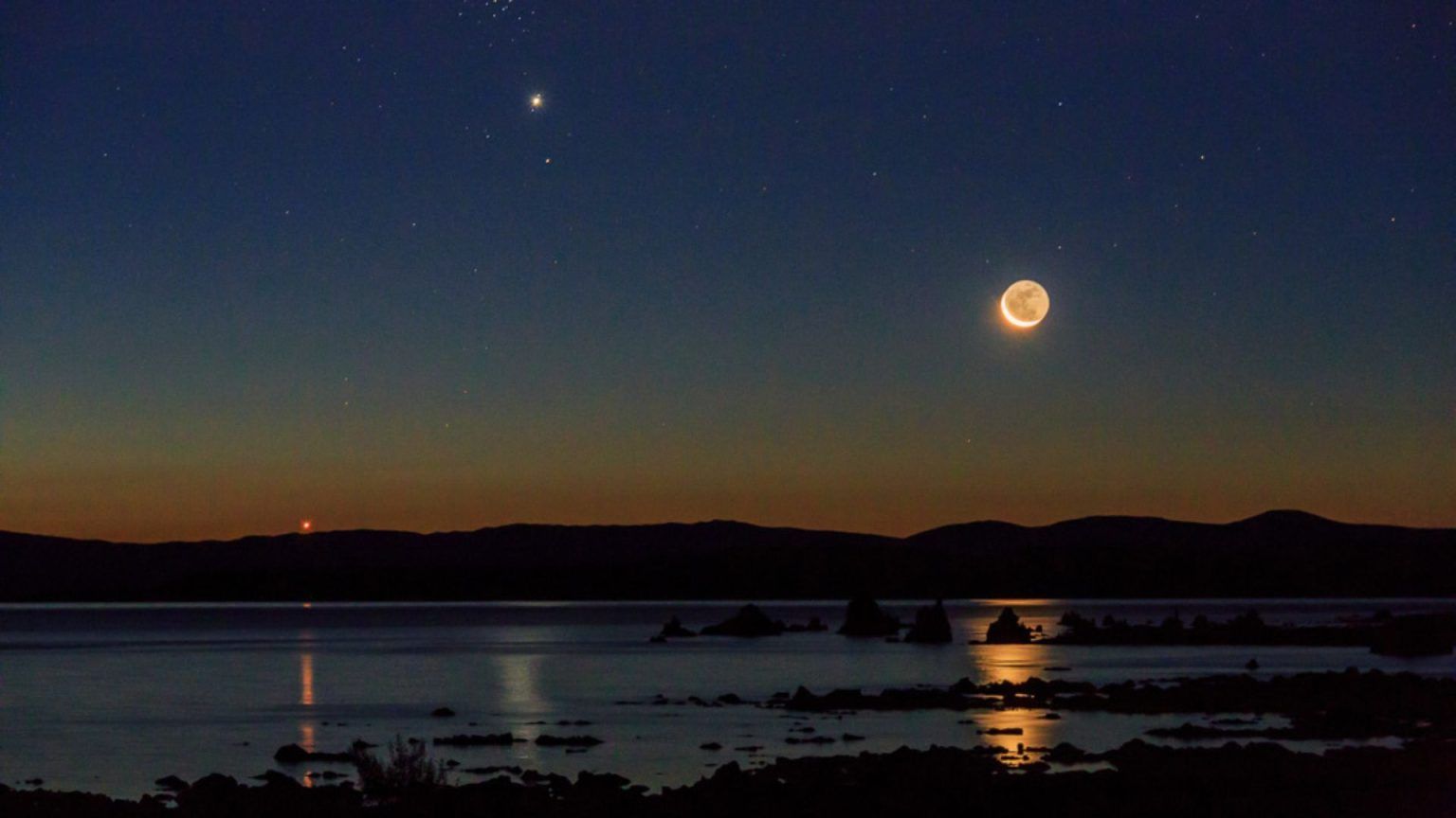 How to see the rare smiley face moon on 25 April in Singapore | LSA SG