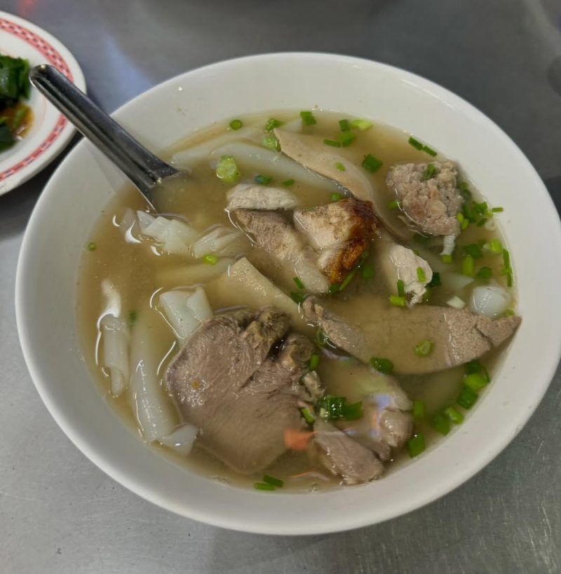 4 places for the best roll noodles (kuay jab) in Bangkok today ...