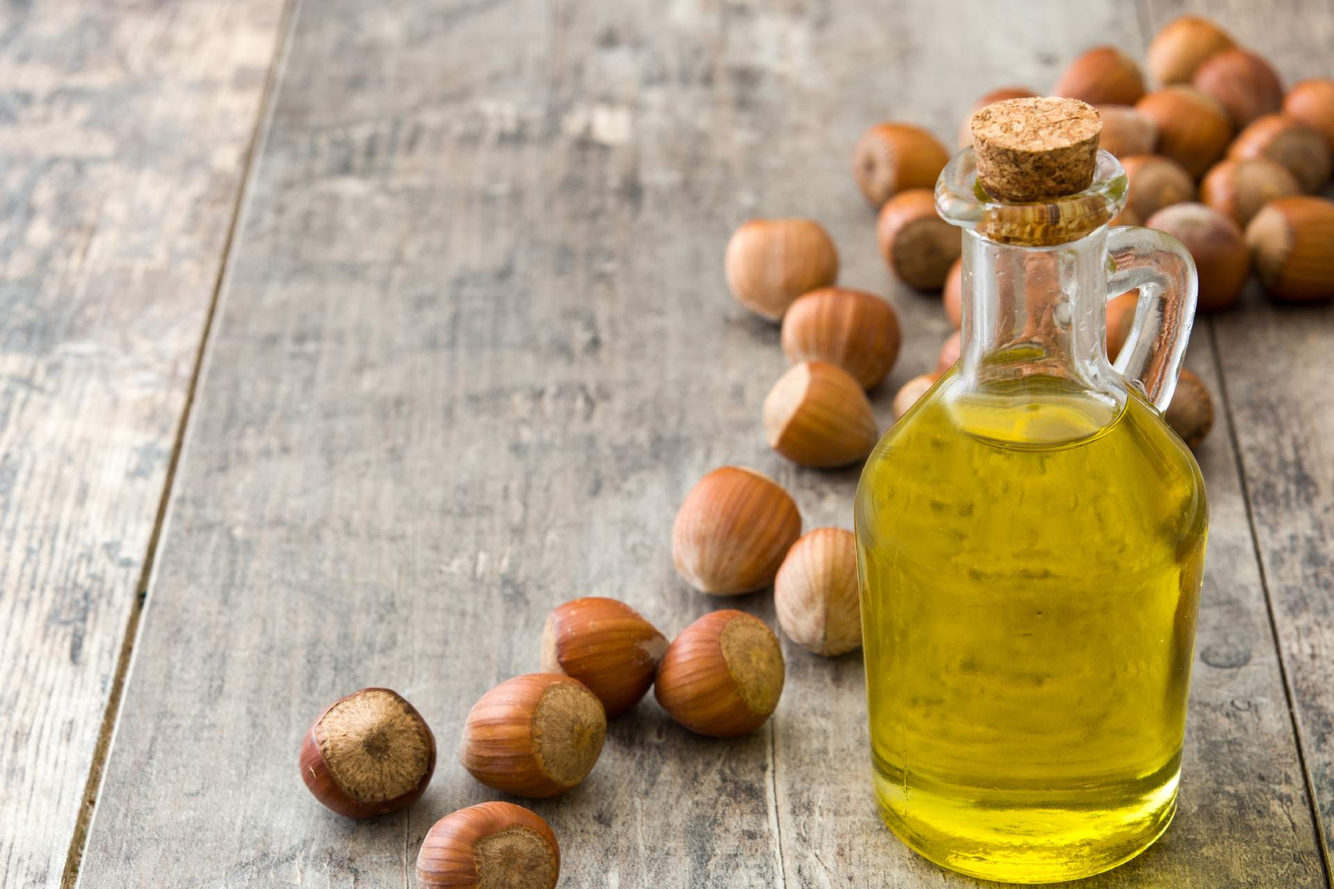 Use and benefits of hazelnut oil for healthy and hydrated strands