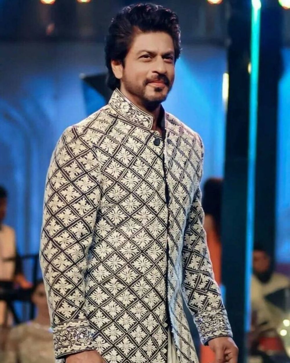 Look dapper this festive season with SRK-approved ethnic wear