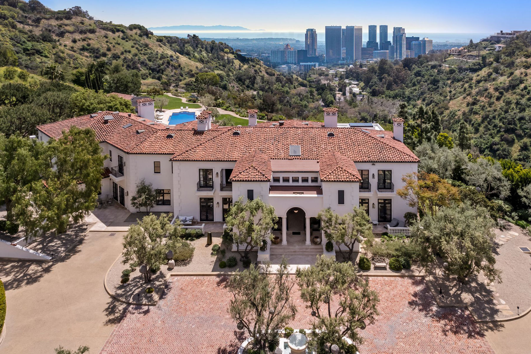 Drake is selling his Beverly Hills mansion for USD 88 million