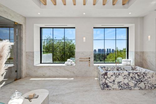 Drake is selling his Beverly Hills mansion for USD 88 million